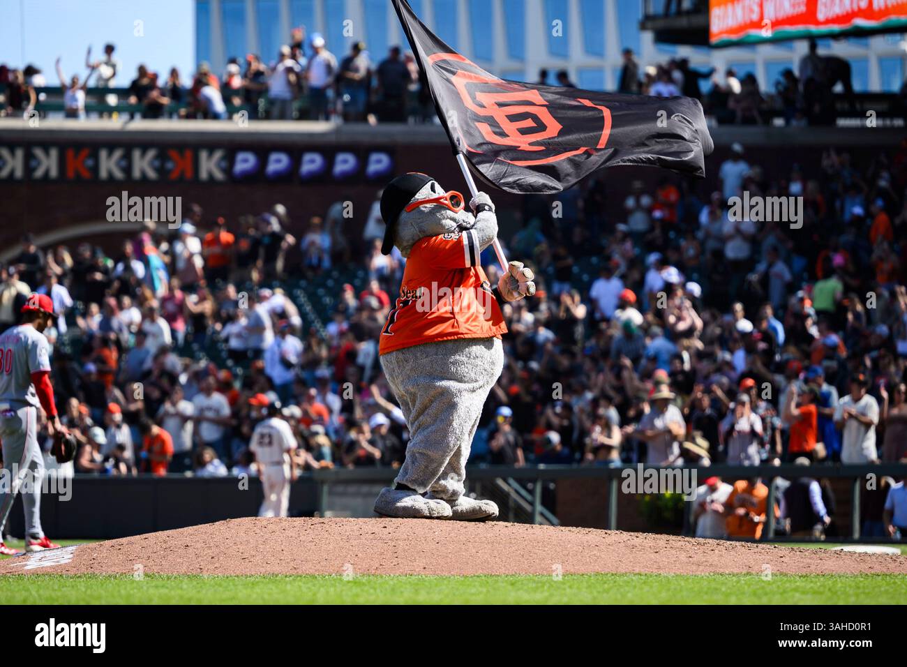 SAN FRANCISCO, CA - APRIL 09: San Francisco Giants mascot Lou Seal ...