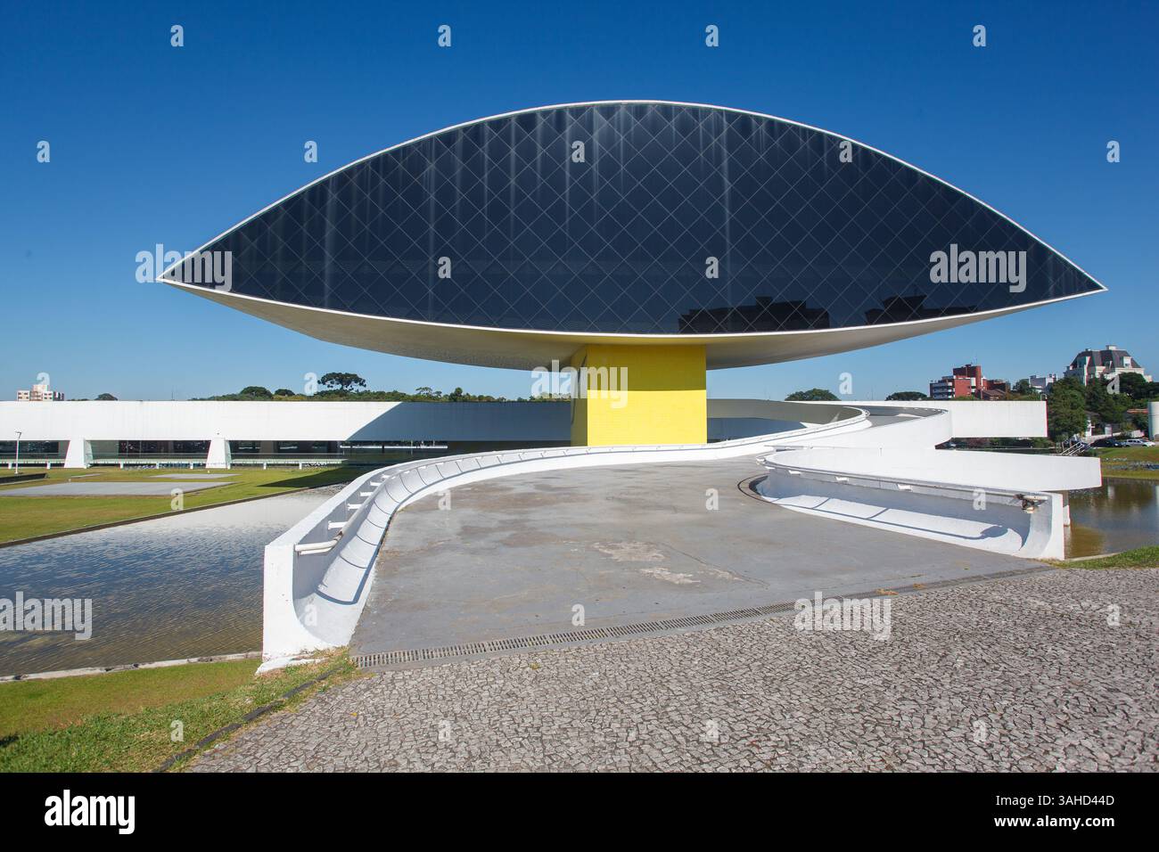 The Oscar Niemeyer museum modern architecture that looks like an eye in ...