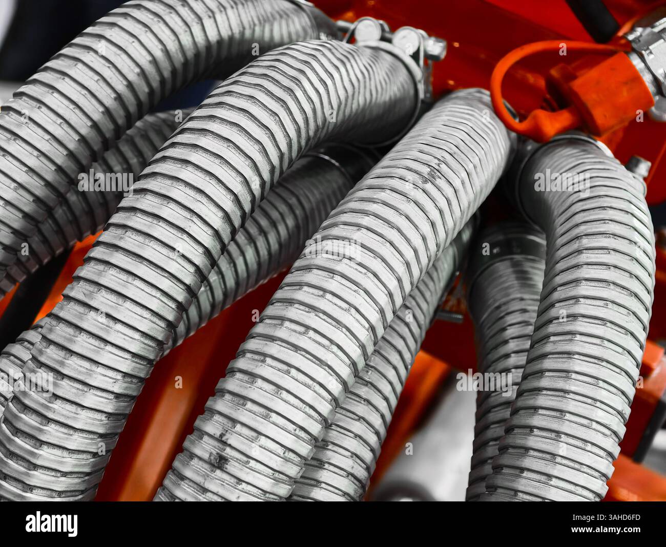 Hydraulic connectors and hoses interwoven for efficient fluid transfer ...