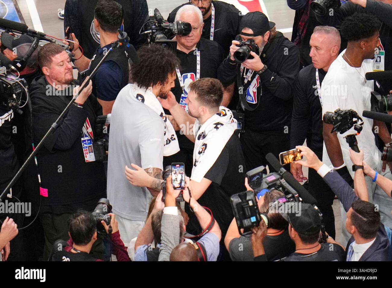 Dallas Mavericks' Dereck Lively II, center left, and Los Angeles Lakers ...