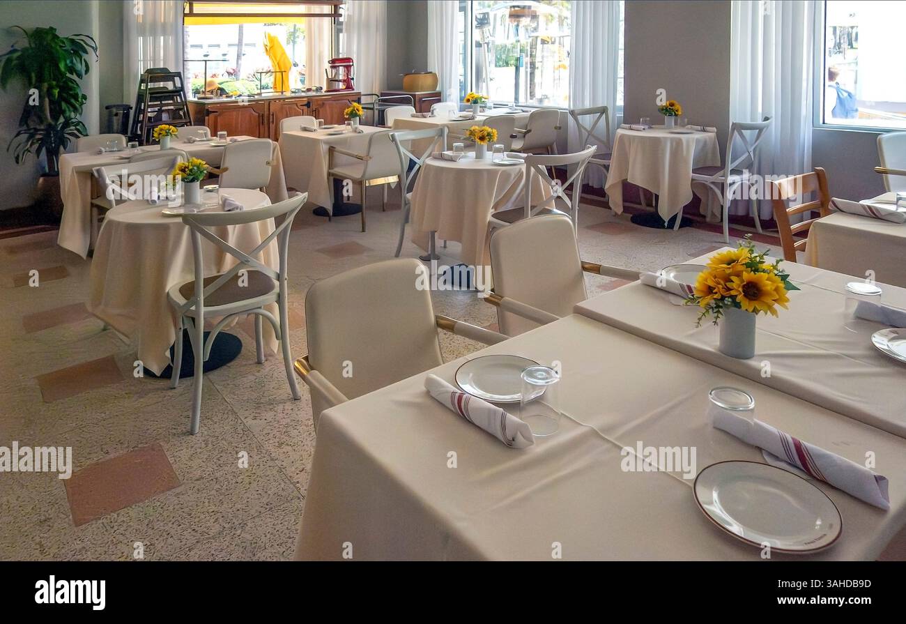 Restaurant tables empty hi-res stock photography and images - Alamy