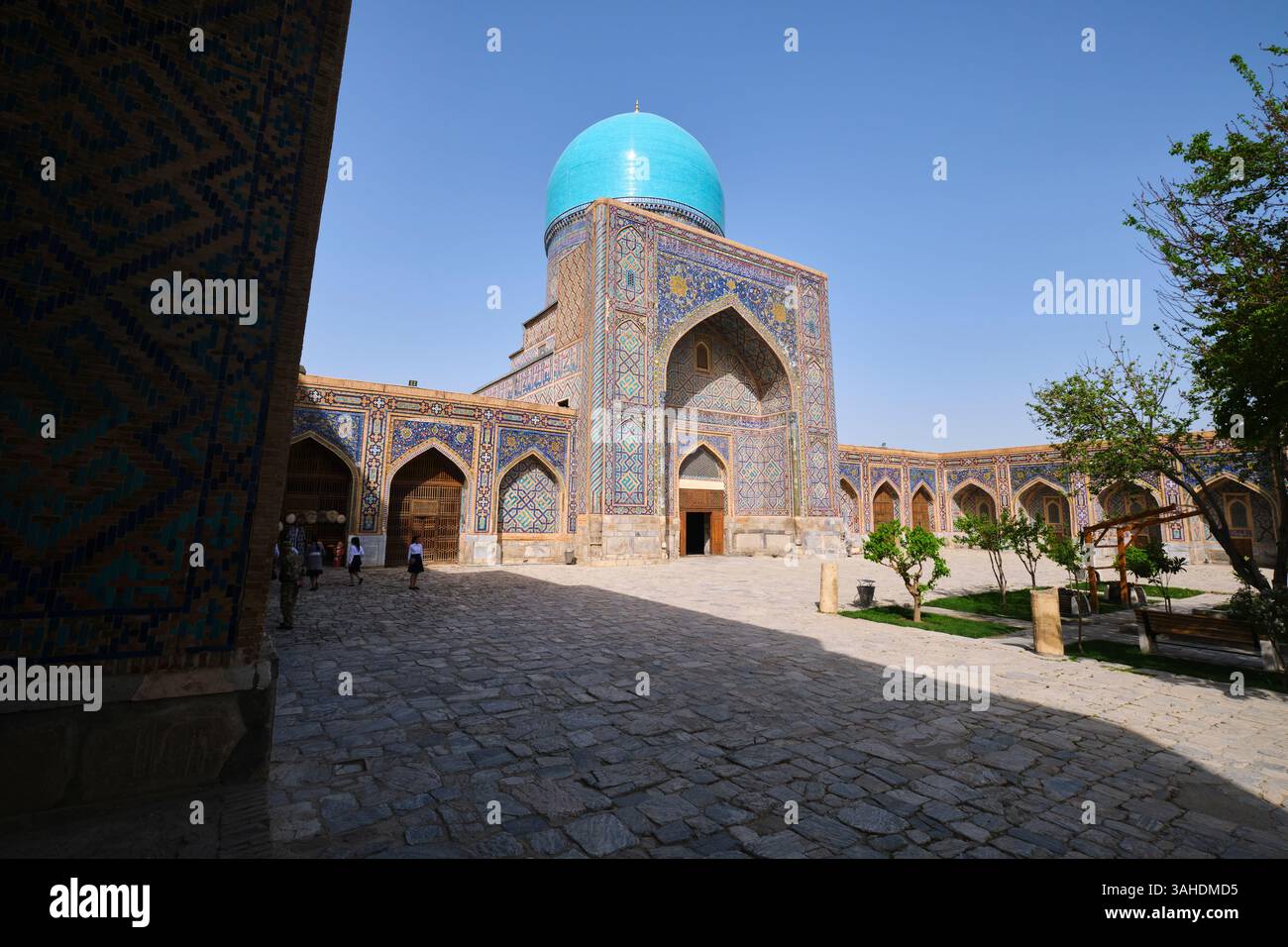 The front entrance courtyard to the mosque. In the Tila-Kari Madrassah ...
