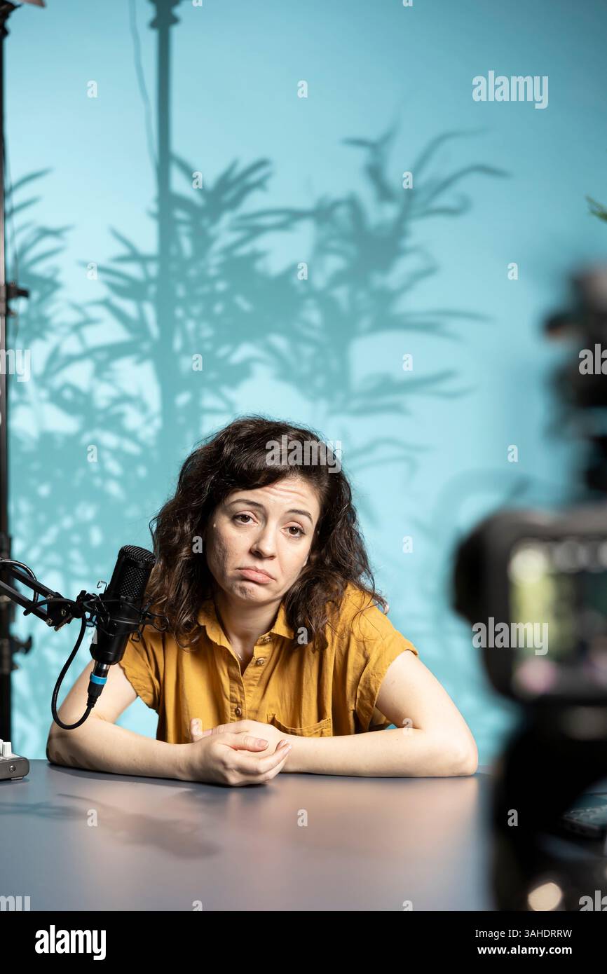 Sad woman sharing story hi-res stock photography and images - Alamy
