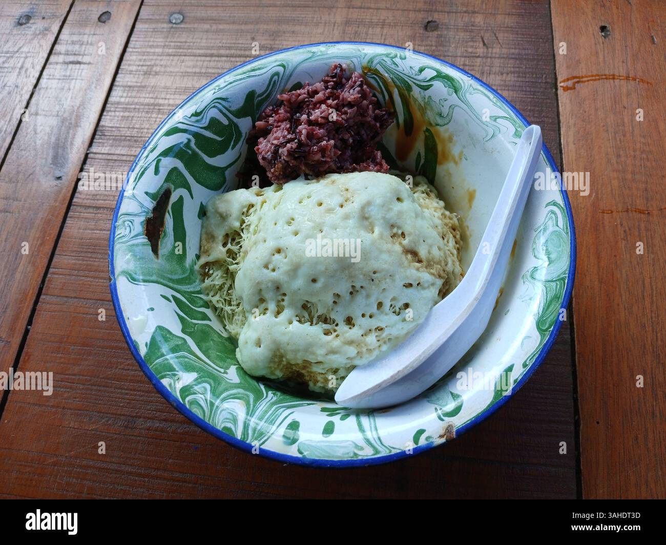 Green bean ice with fermented sticky rice in bowl Stock Photo - Alamy