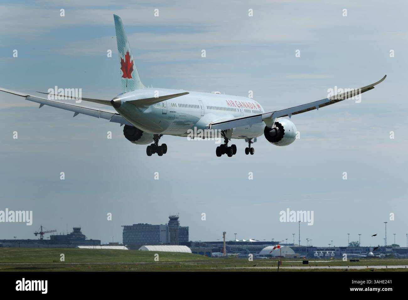 Air Canada Boeing 787-9 Dreamliner on final approach at the Montréal ...