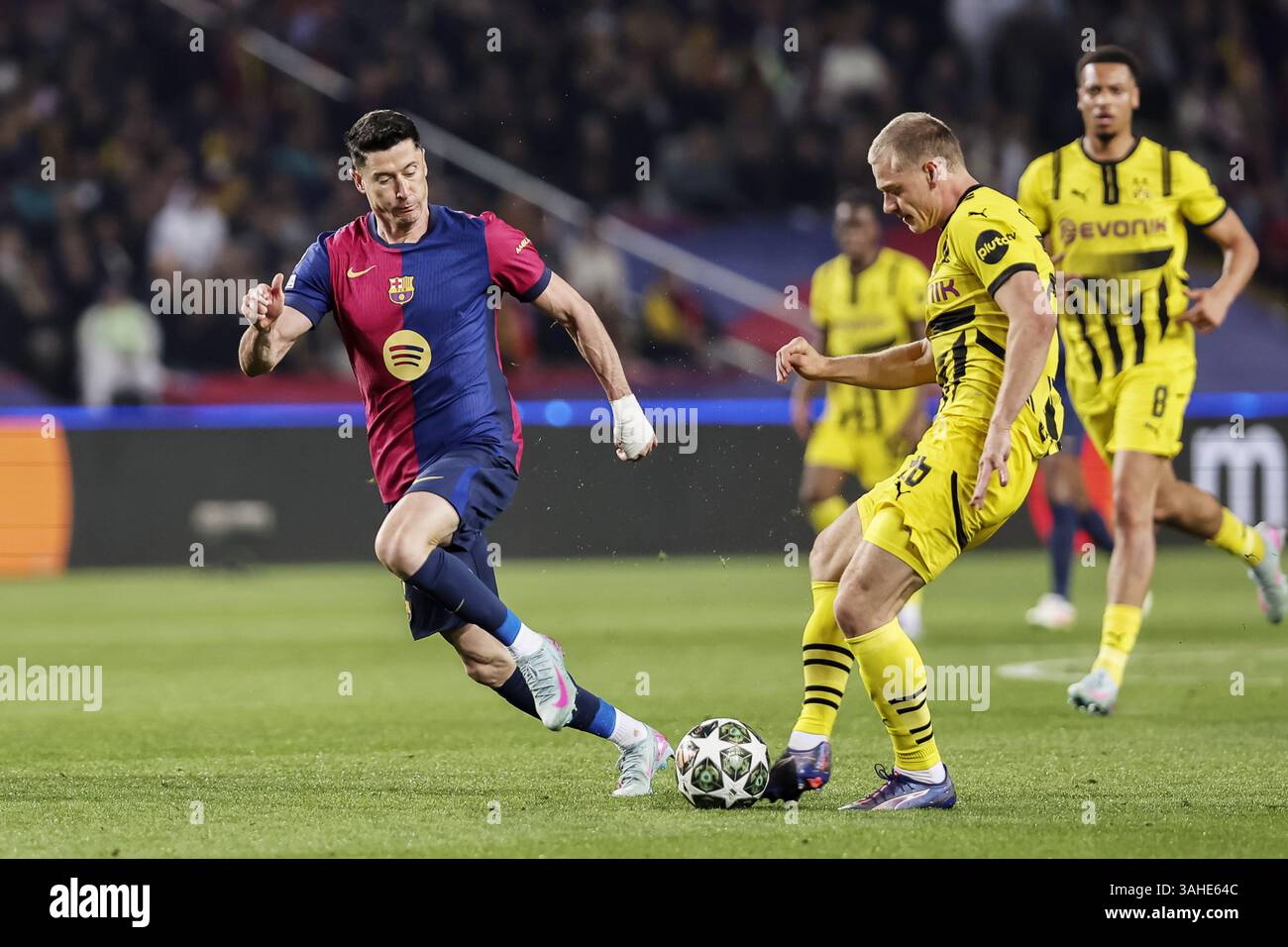 Julian Ryerson of Borussia Dortmund and Robert Lewandowski of FC ...