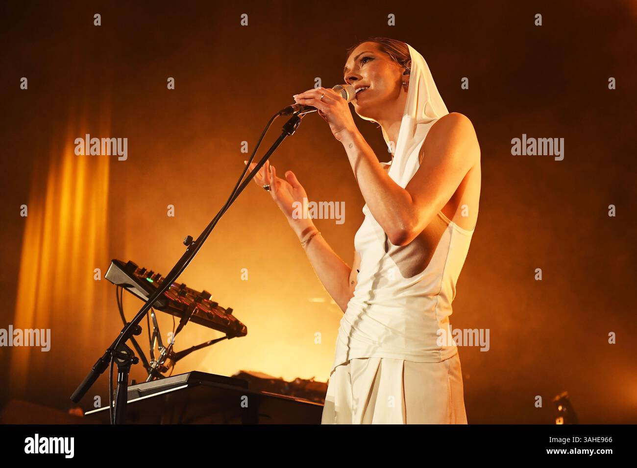 LONDON, ENGLAND - APRIL 09: Rosie Lowe performing at Islington Assembly ...