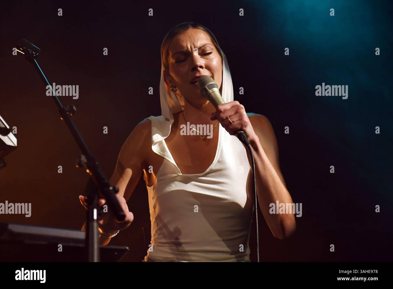 LONDON, ENGLAND - APRIL 09: Rosie Lowe performing at Islington Assembly ...