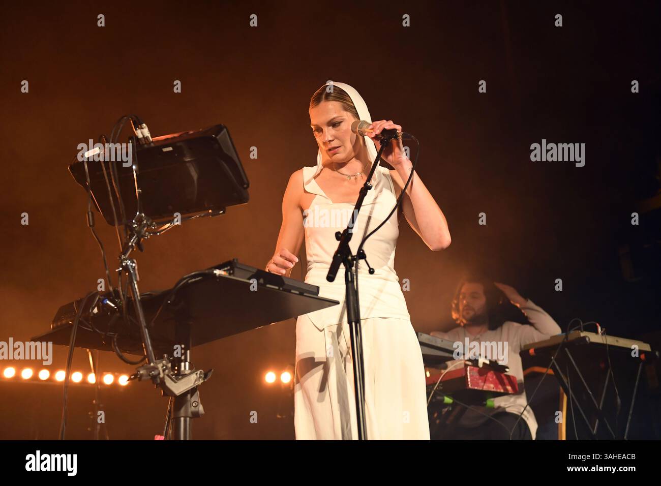 LONDON, ENGLAND - APRIL 09: Rosie Lowe performing at Islington Assembly ...