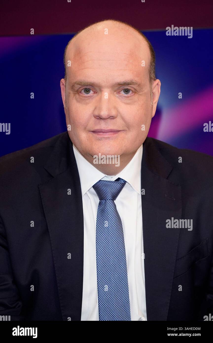 Robin Alexander in der ARD-Talkshow maischberger im Studio Berlin ...