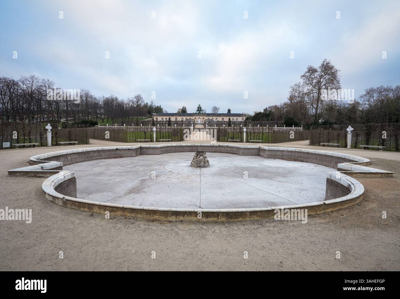 Potsdam, Germany. 10th Apr, 2025. The fountain basin in the Orangier ...