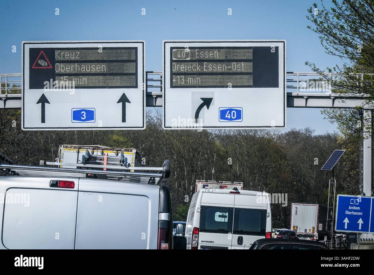 Kreuz Oberhausen, Deutschland, Europa, A3/A40, Verkehrsinformationstafel mit Staumeldung ...