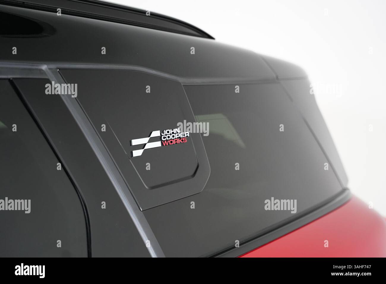 Fenêtre arrière d'une voiture MINI Countryman rouge avec le logo John ...