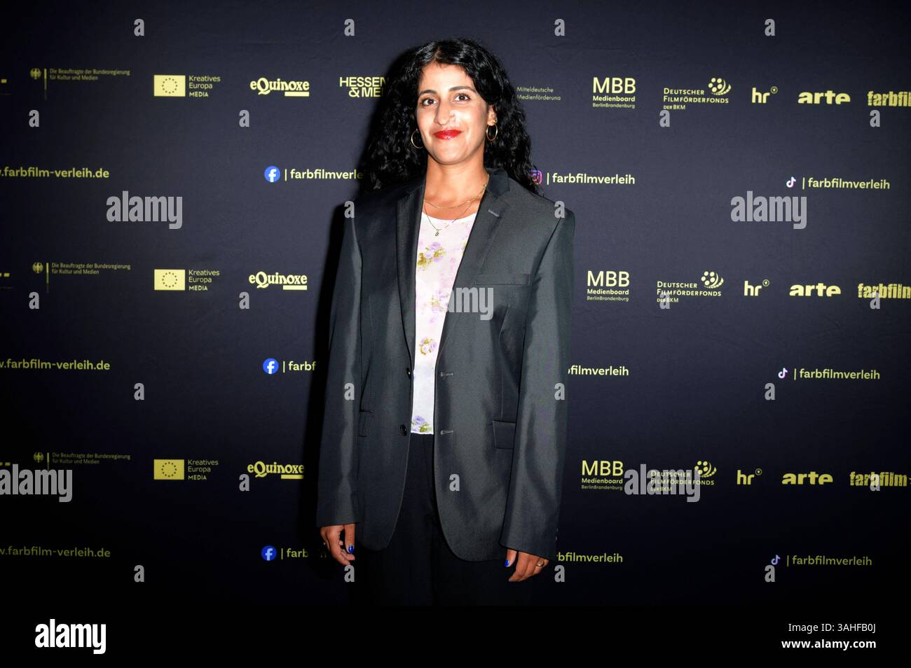Banafshe Hourmazdi bei der Premiere der Kinofilms Klandestin im Kino in ...