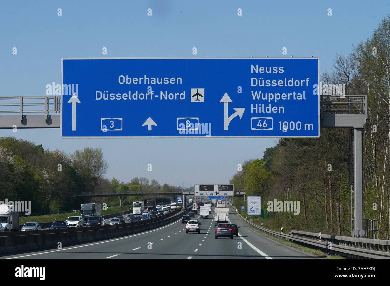 Autobahn A3 bei Düsseldorf, Deutschland, Europa, Verkehrsschilder ...