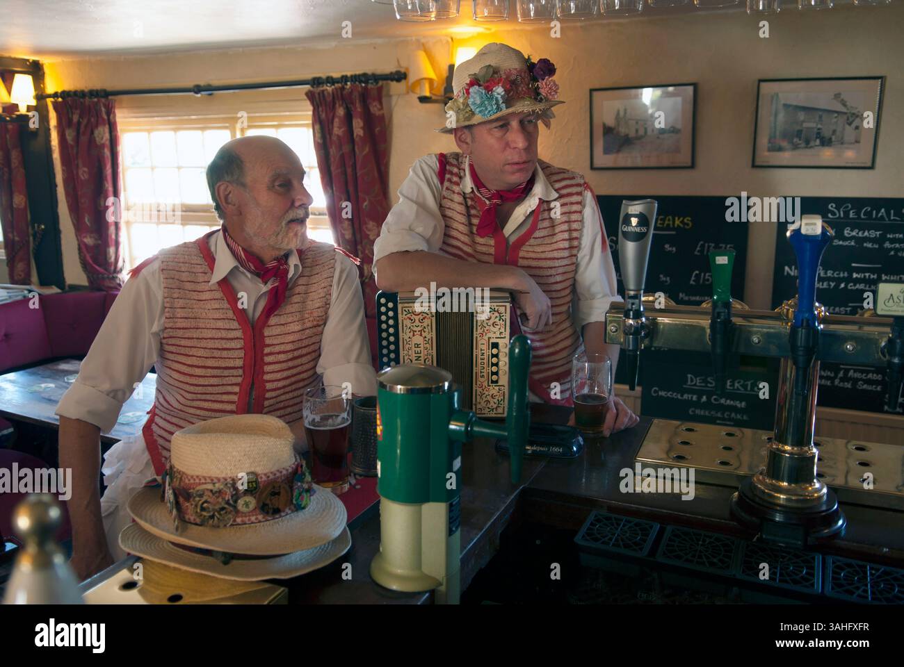 Man ordering a pint pub hi-res stock photography and images - Alamy