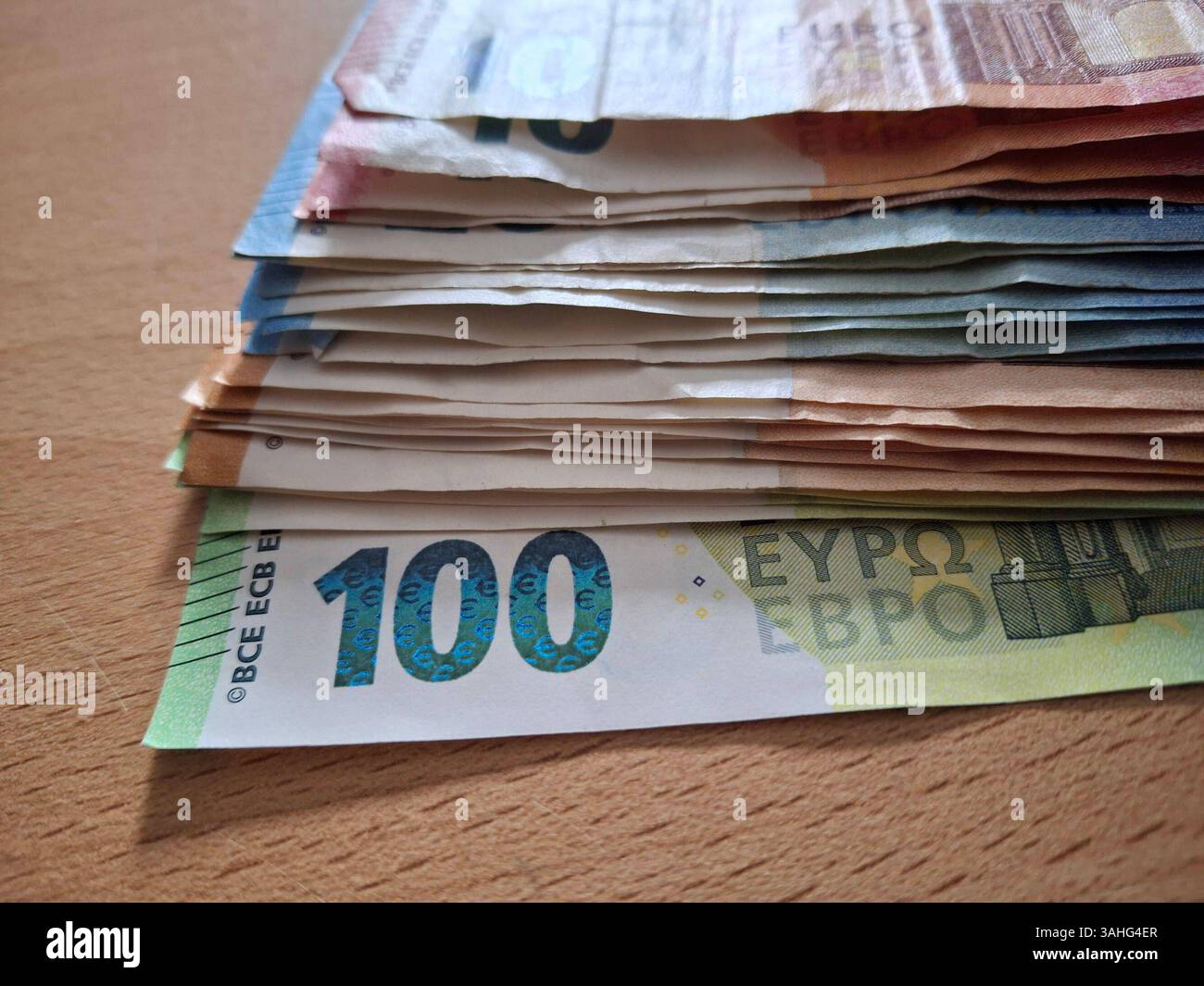 Stockbilder 04/2025 Stapel Geld Hamburg Hamburg Deutschland *** Stock ...