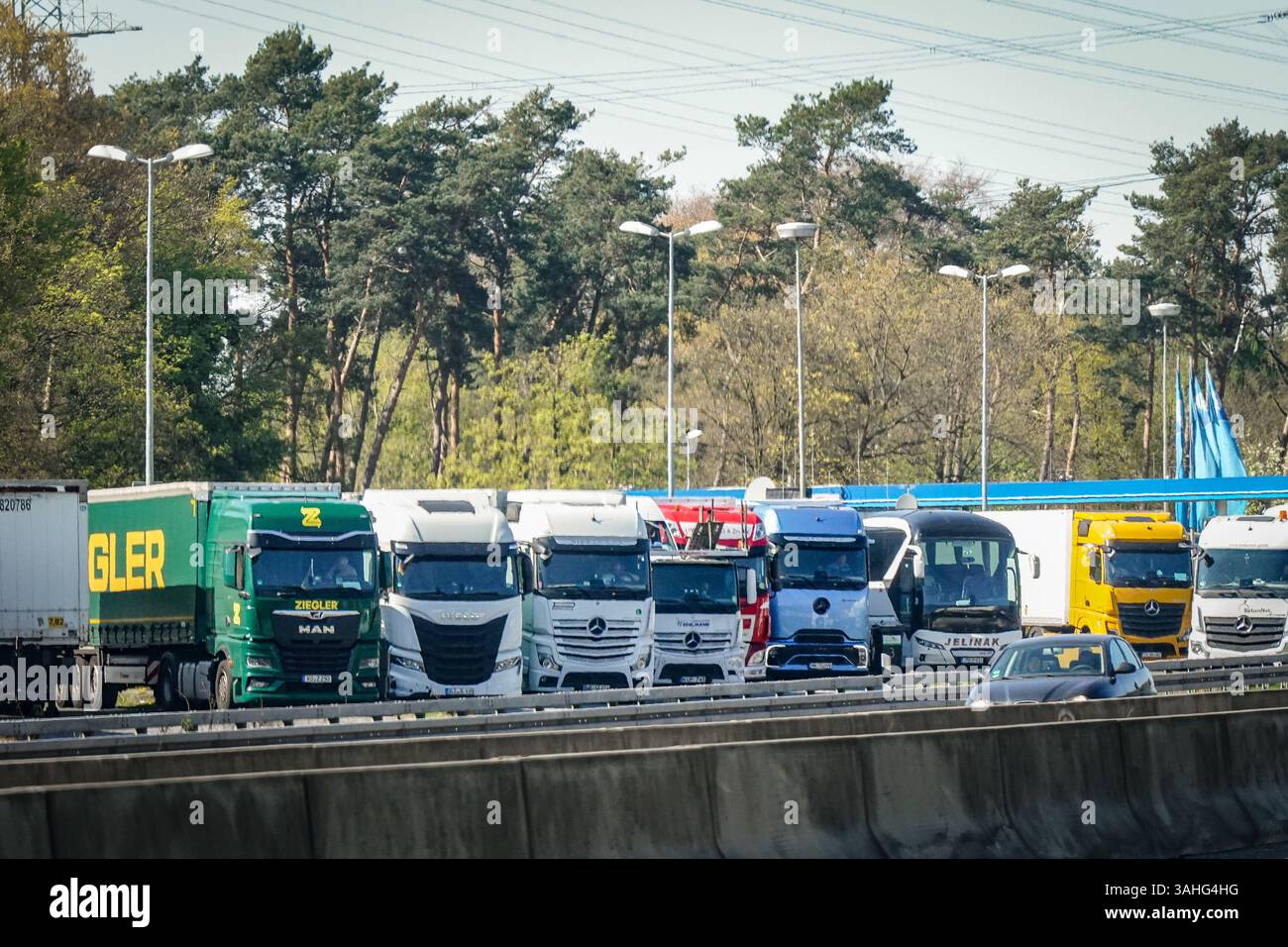 NRW, Deutschland, Europa, Lkw-Stau auf Autobahn, Parkplatz voll ...