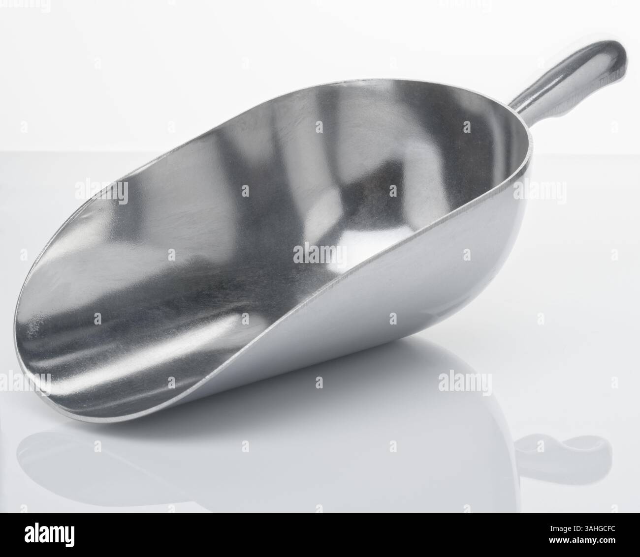 Metal scoop for soil, dog food, dry food or dry goods. Scooped shape ...