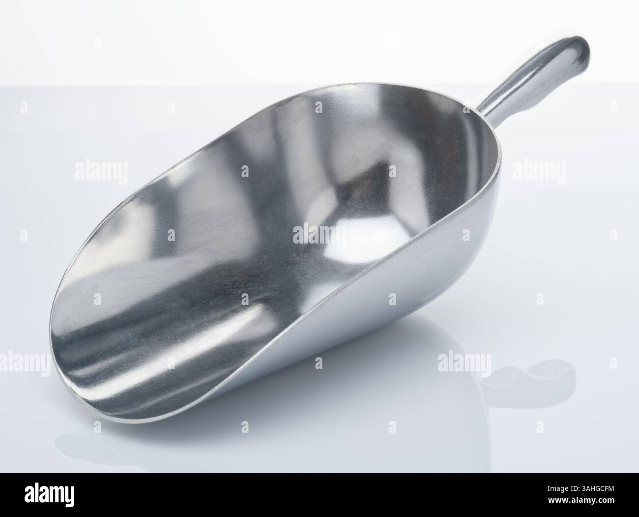 Metal scoop for soil, dog food, dry food or dry goods. Scooped shape ...