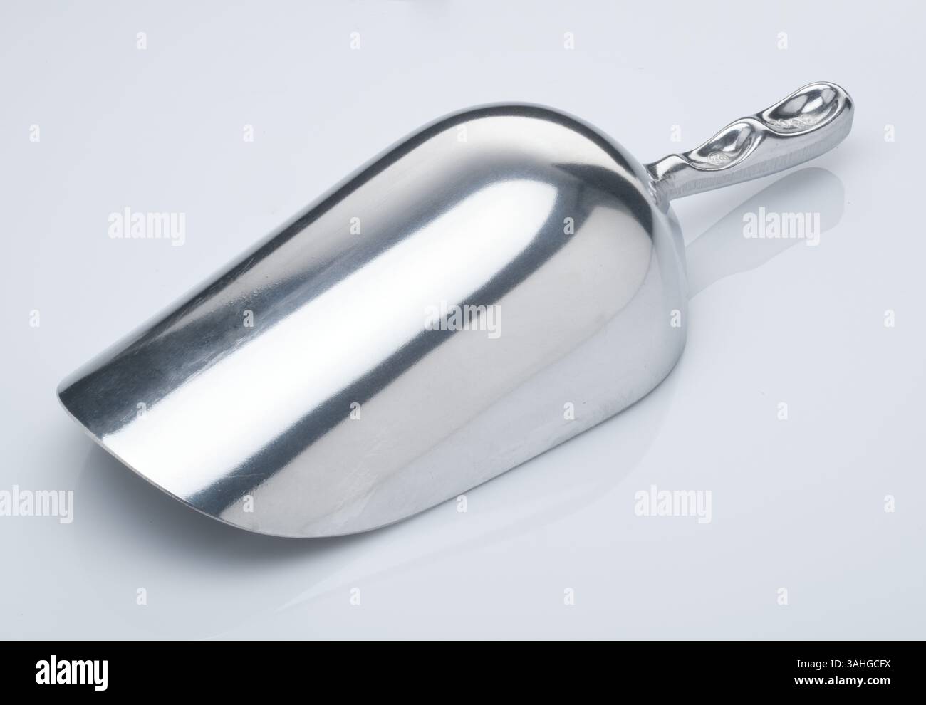 Metal scoop for soil, dog food, dry food or dry goods. Scooped shape ...
