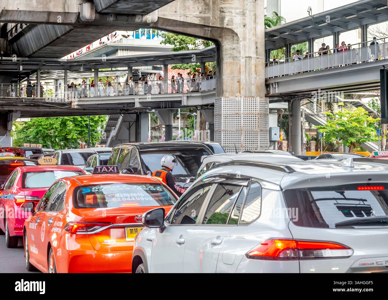 Commuters walk along foot hi-res stock photography and images - Alamy