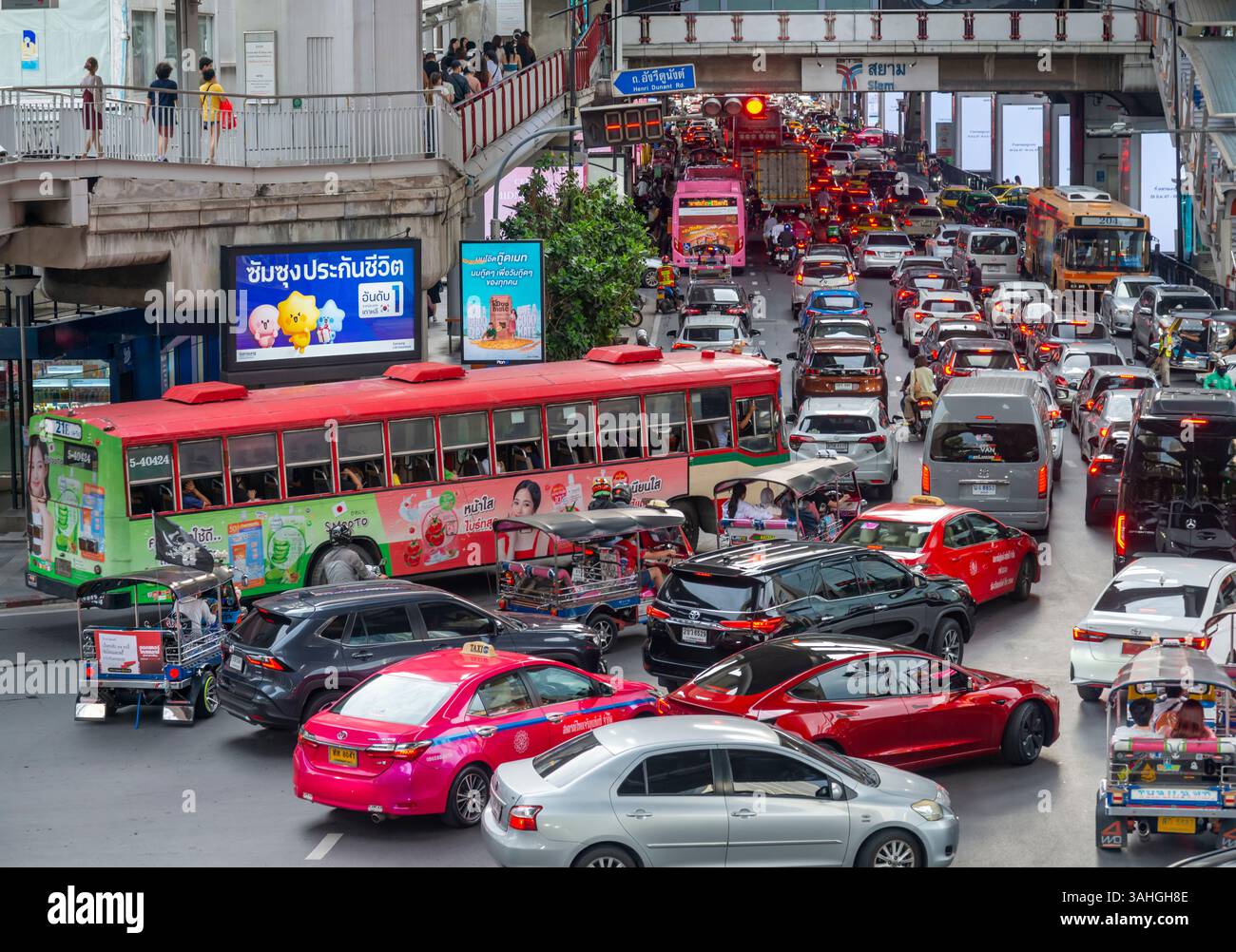 Elevated walkways hi-res stock photography and images - Alamy