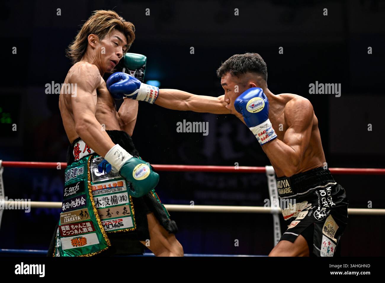 Tokyo, Japan. 5th Apr, 2025. Challenger Takuya Watanabe (blue gloves) throws a right at champion ...