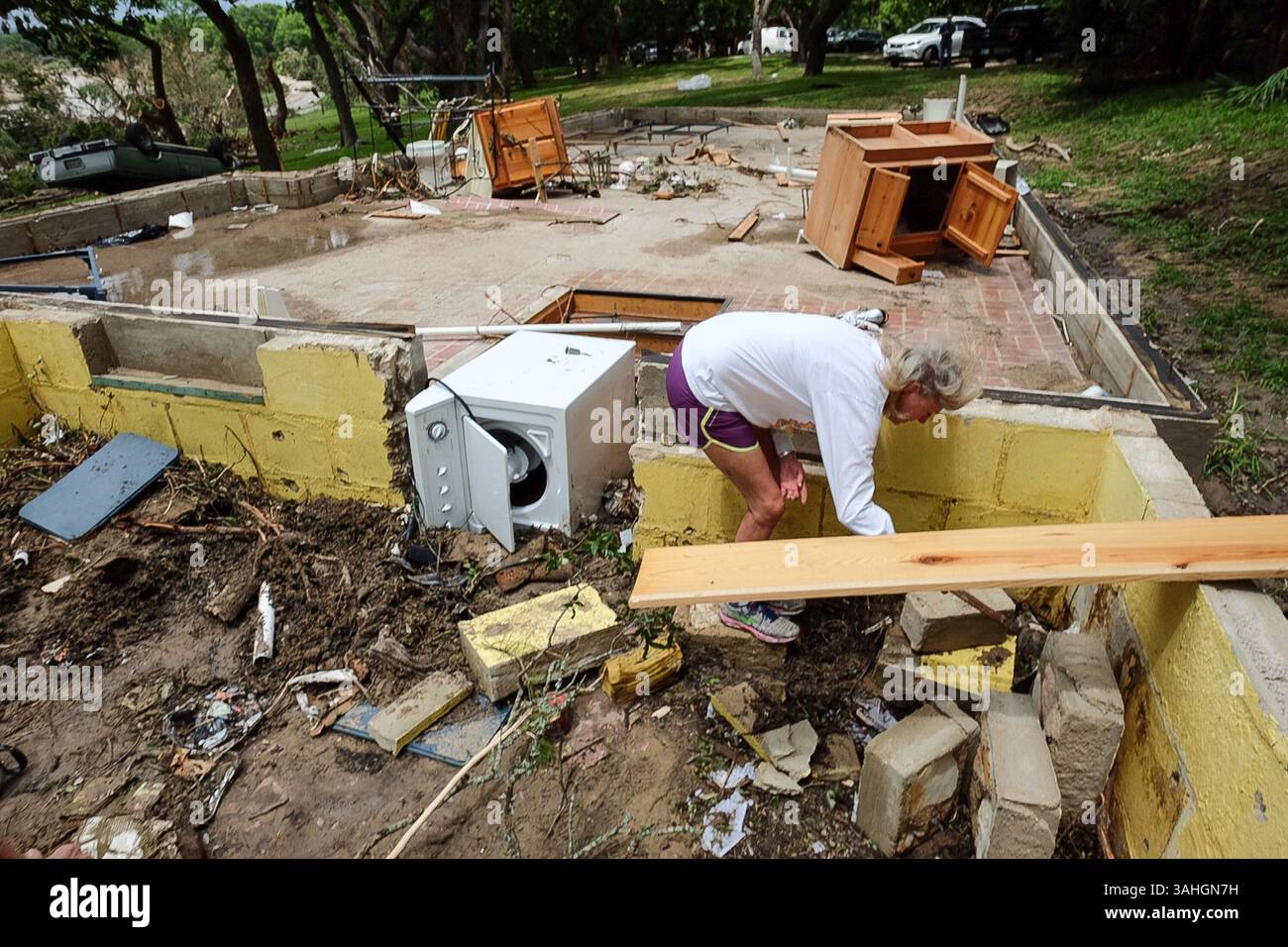 May 25, 2015 - Wimberley, Texas, U.S. - JANIE BELL helps her neighbors ...
