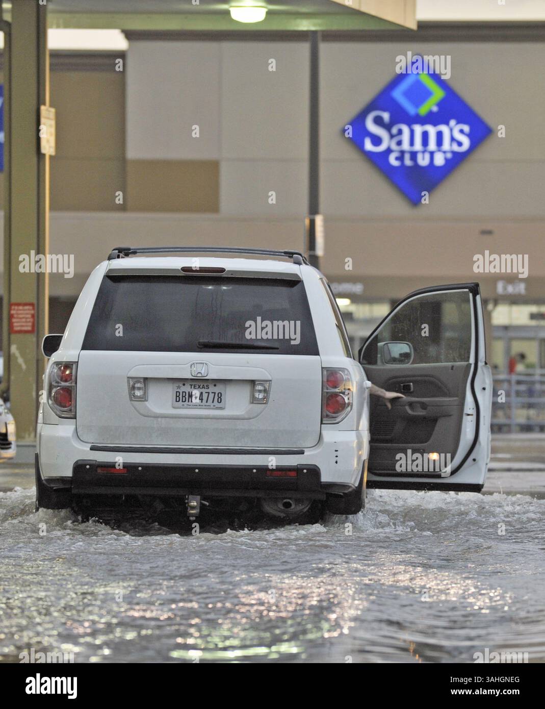 May 25, 2015 - Waco, Texas, U.S - A car drives through a flooded Sam's ...