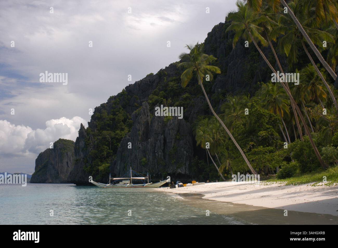 Oct 1, 2014 - Philippines - Bangka boat on a beach. Cudugman Island ...