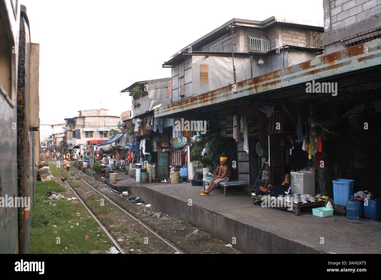 Squatters along railway in manila hi-res stock photography and images ...