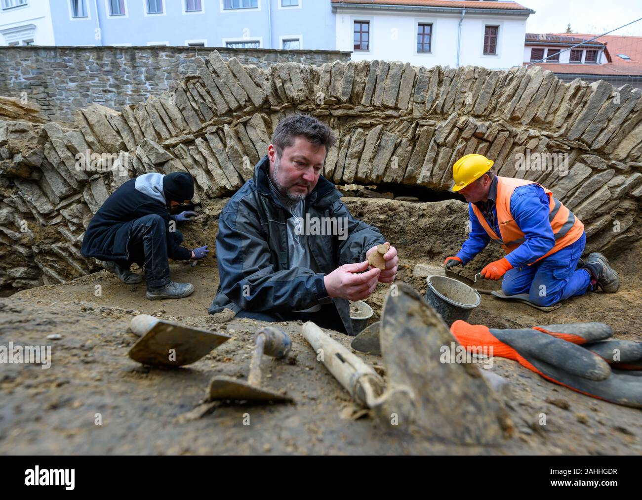 Freiberg, Germany. 08th Apr, 2025. Excavation workers from the Saxony ...
