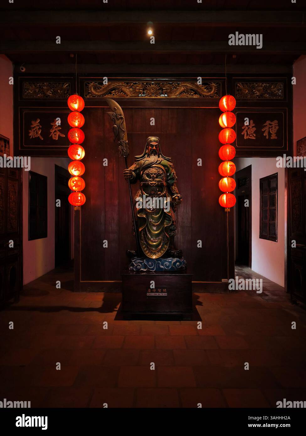 Statue of a warlord named Kongco Kwan Sing Tee Koen inside the Red ...