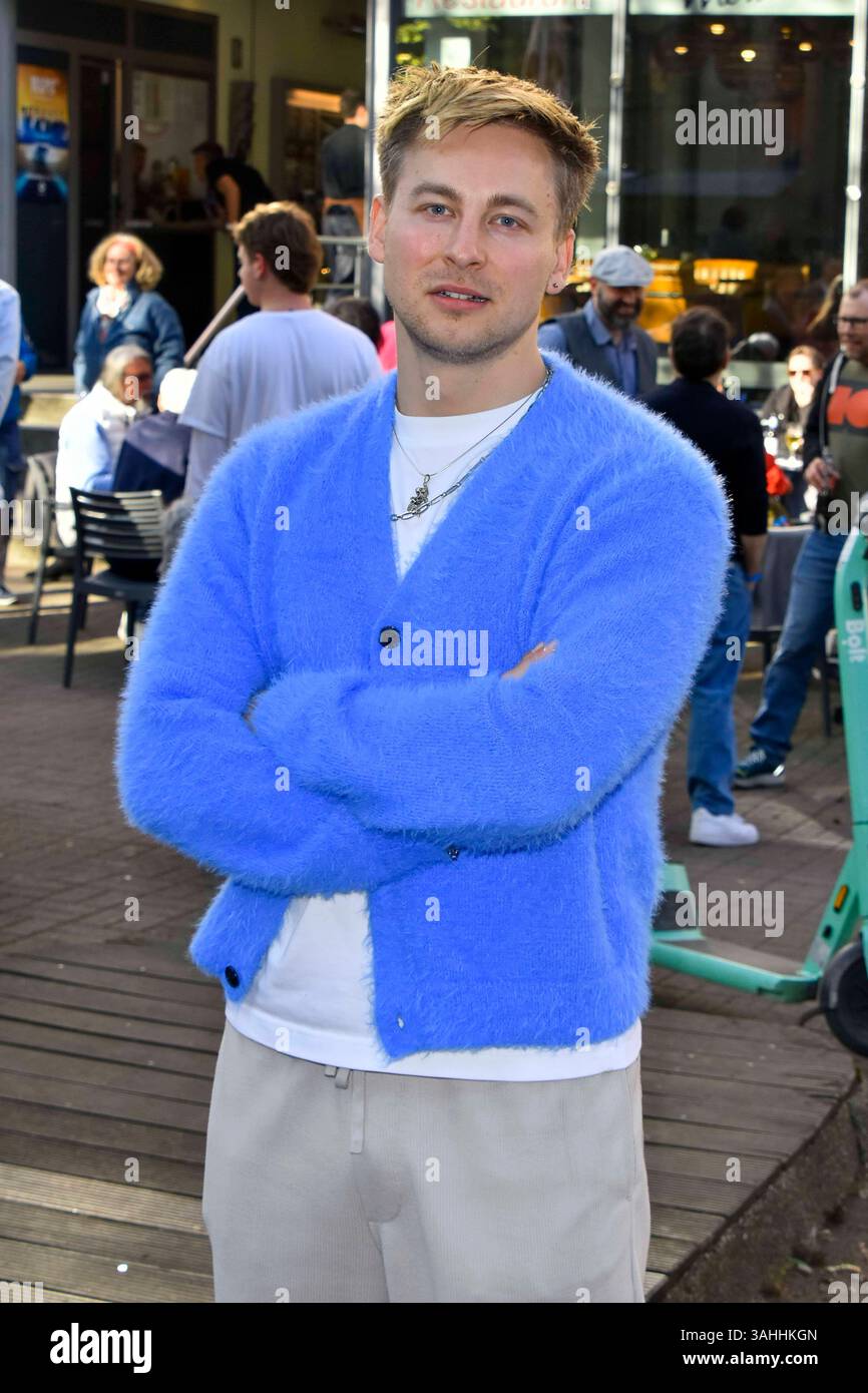 Timmi Trinks gibt Autogramme Schauspieler beim ARD Fototermin zur 4 ...