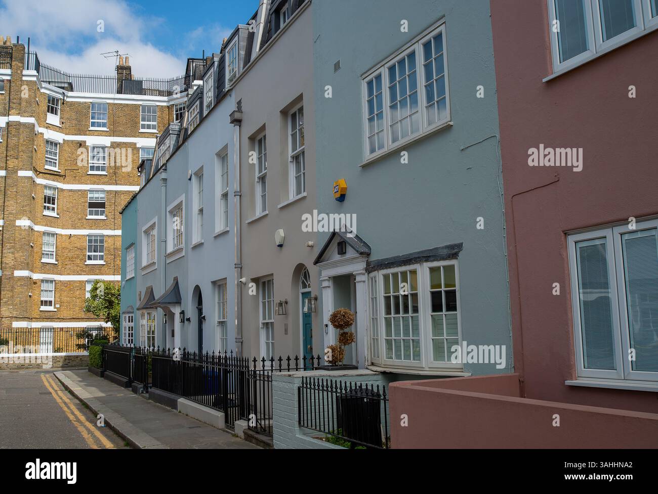 London, UK. 9th April, 2025. Terraced houses in the affluent Royal ...