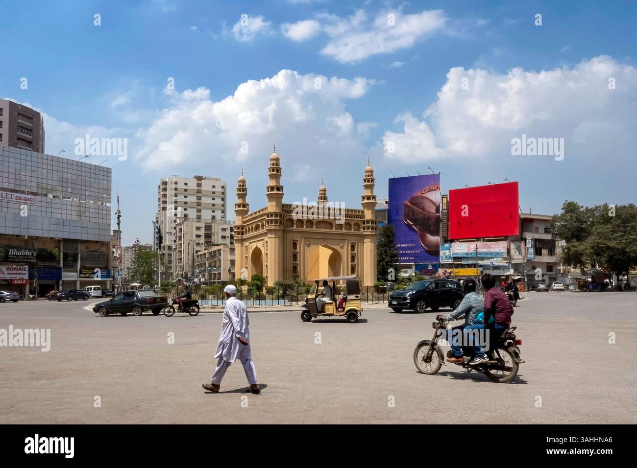 Charminar roundabout Tariq Road. traffic around the charminar day time ...