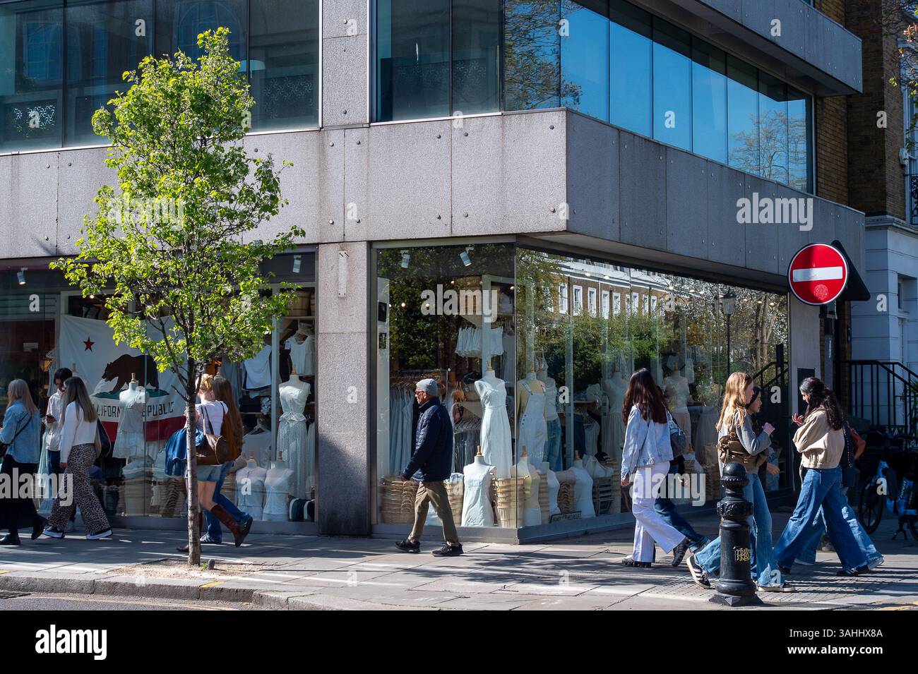 London, UK. 9th April, 2025. People were out and about enjoying the ...