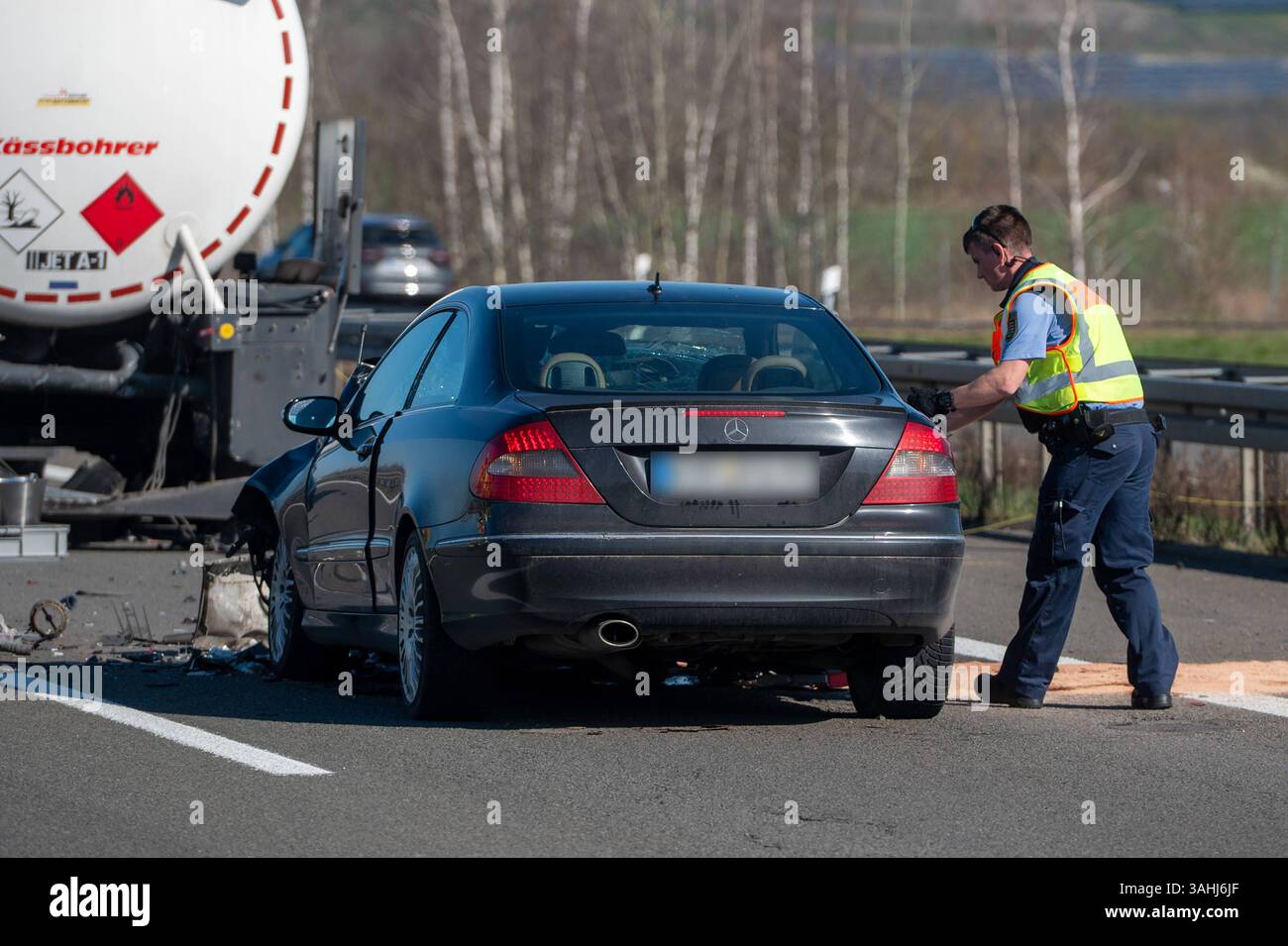 A38/Leipzig - Verhängnisvoller Auffahrunfall im Stau: Gefahrgut-Lkw verliert Kerosin nach Unfall ...