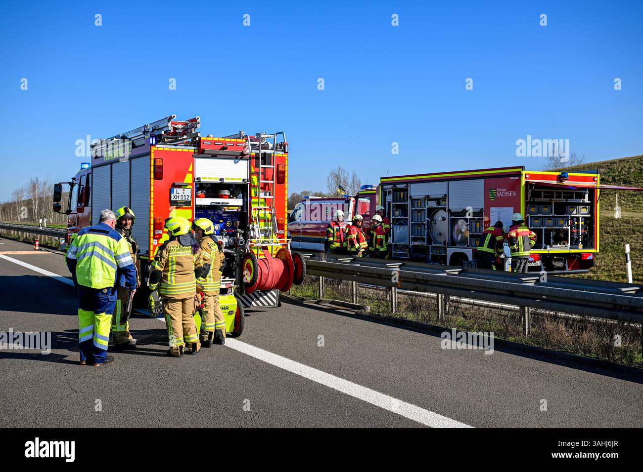 A38/Leipzig - Verhängnisvoller Auffahrunfall im Stau: Gefahrgut-Lkw verliert Kerosin nach Unfall ...