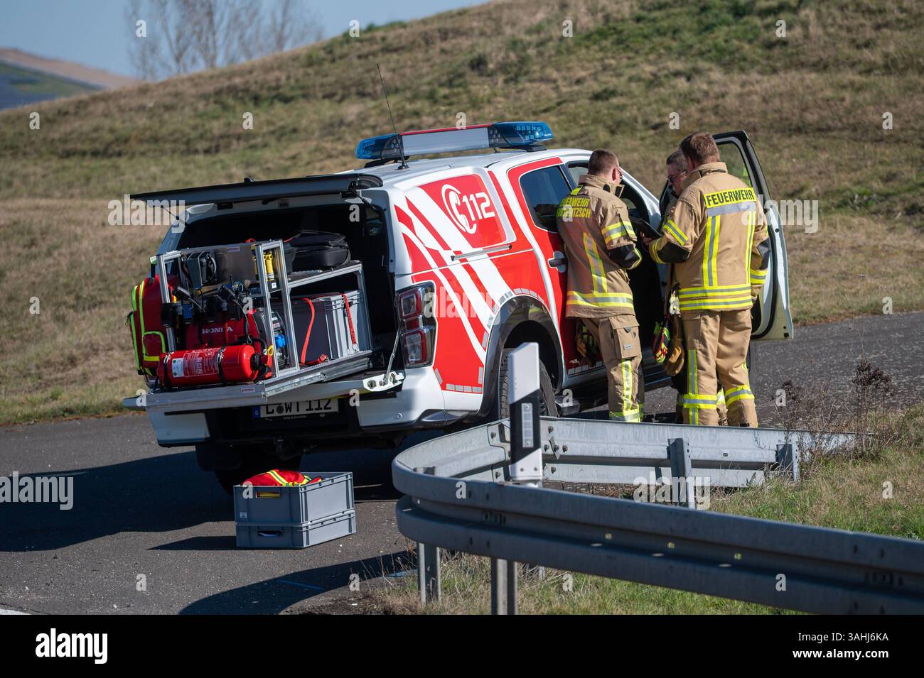 A38/Leipzig - Verhängnisvoller Auffahrunfall im Stau: Gefahrgut-Lkw verliert Kerosin nach Unfall ...