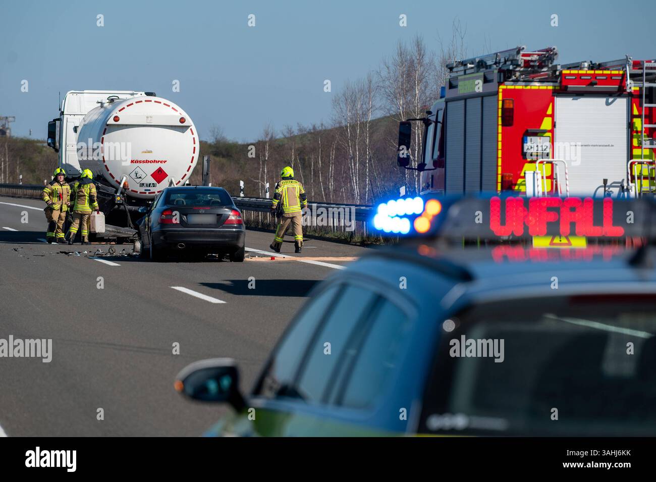 A38/Leipzig - Verhängnisvoller Auffahrunfall im Stau: Gefahrgut-Lkw verliert Kerosin nach Unfall ...