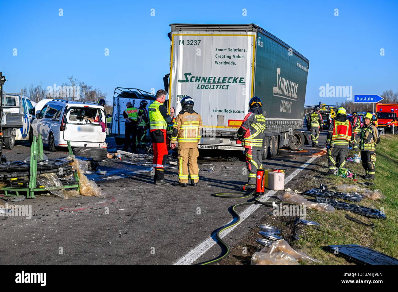 A38/Leipzig - Ein Toter bei schwerer Massenkarambolage am Stauende: zwei Lastwagen und mehrere ...