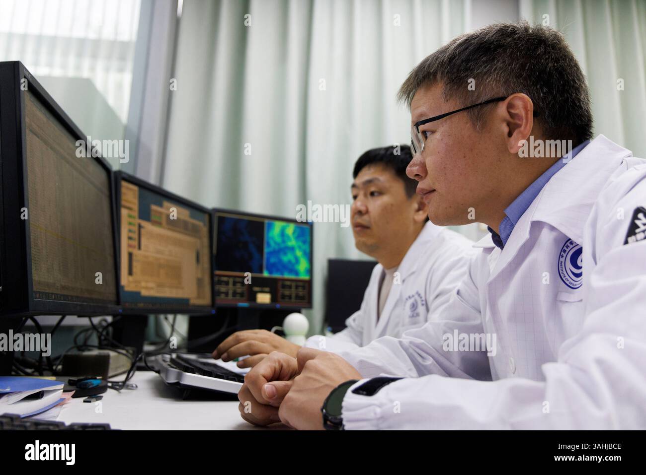 (250410) -- BEIJING, April 10, 2025 (Xinhua) -- Lead researcher Hu Sen ...