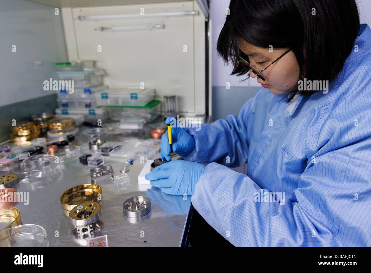 (250410) -- BEIJING, April 10, 2025 (Xinhua) -- A researcher deals with ...