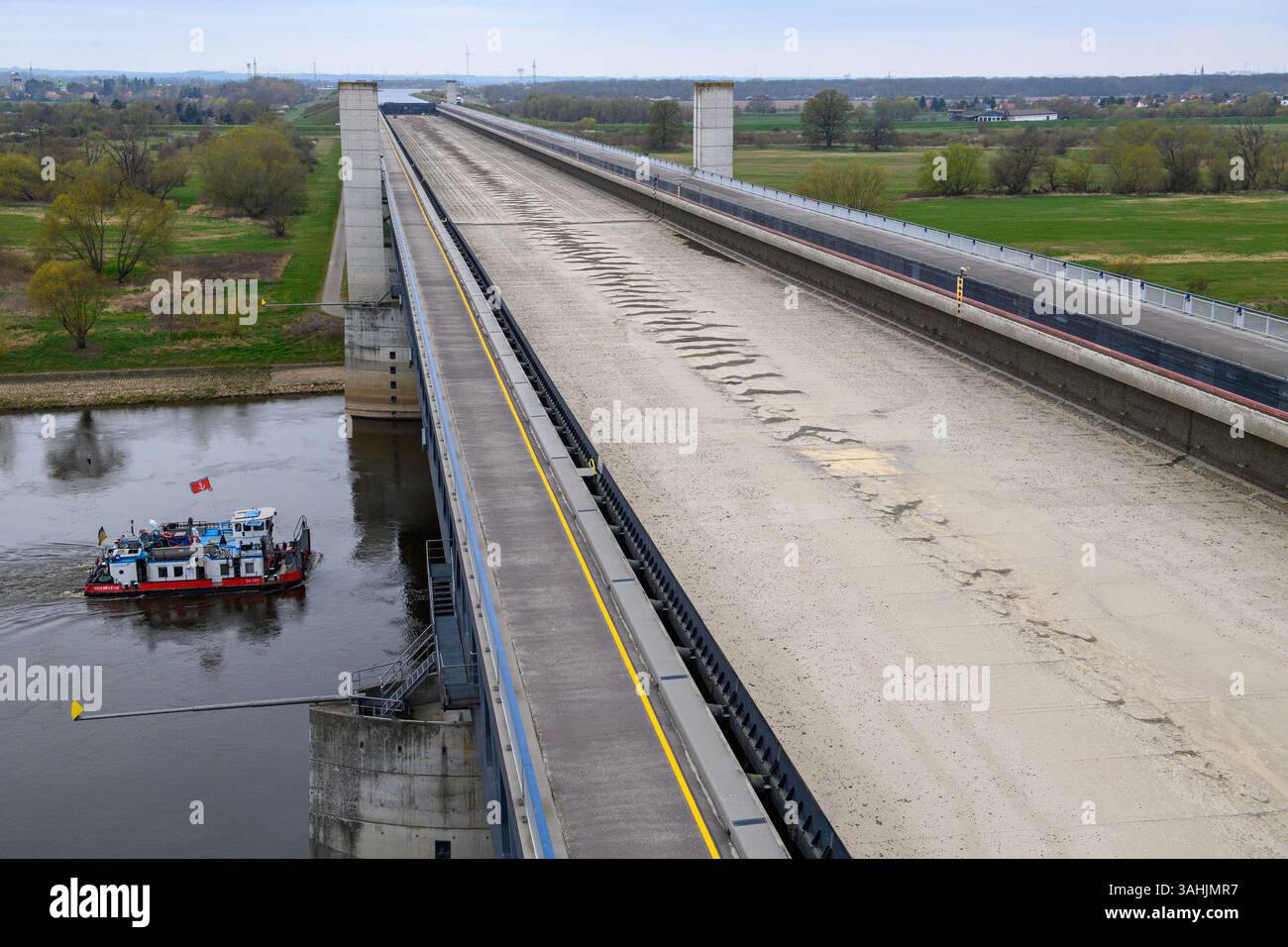 Wolmirstedt, Germany. 10th Apr, 2025. A boat passes under the drained ...