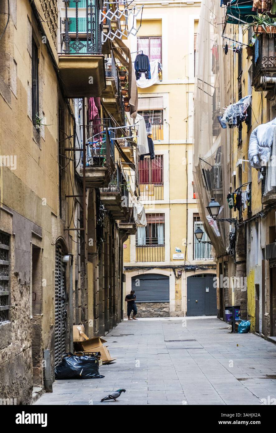 A typical alleyway in Barcelona's El Raval quarter Stock Photo - Alamy