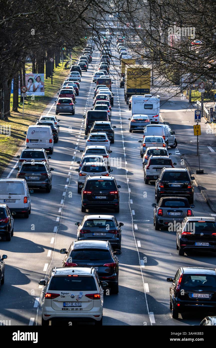 City centre traffic, 3-lane Westfalendamm, B1 federal road, heavy ...