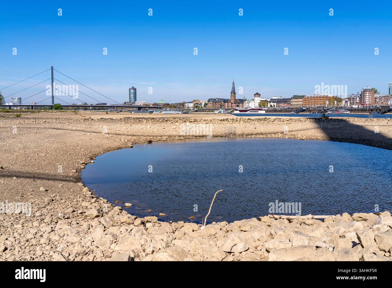 Rhein bei Düsseldorf, extremes Niedrigwasser, Rheinpegel bei 114 cm ...