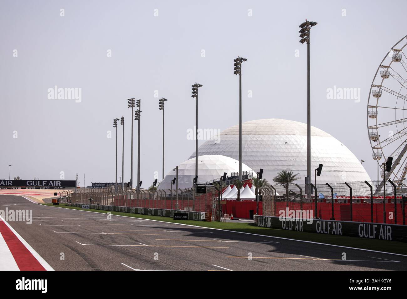 Atmosphere main straight Bahrain circuit during the Formula 1 Gulf ...